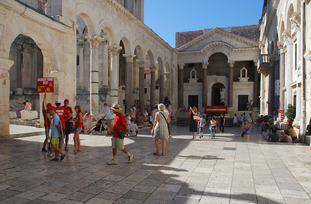 How life goes on in a ruined Roman palace | Apollo Magazine